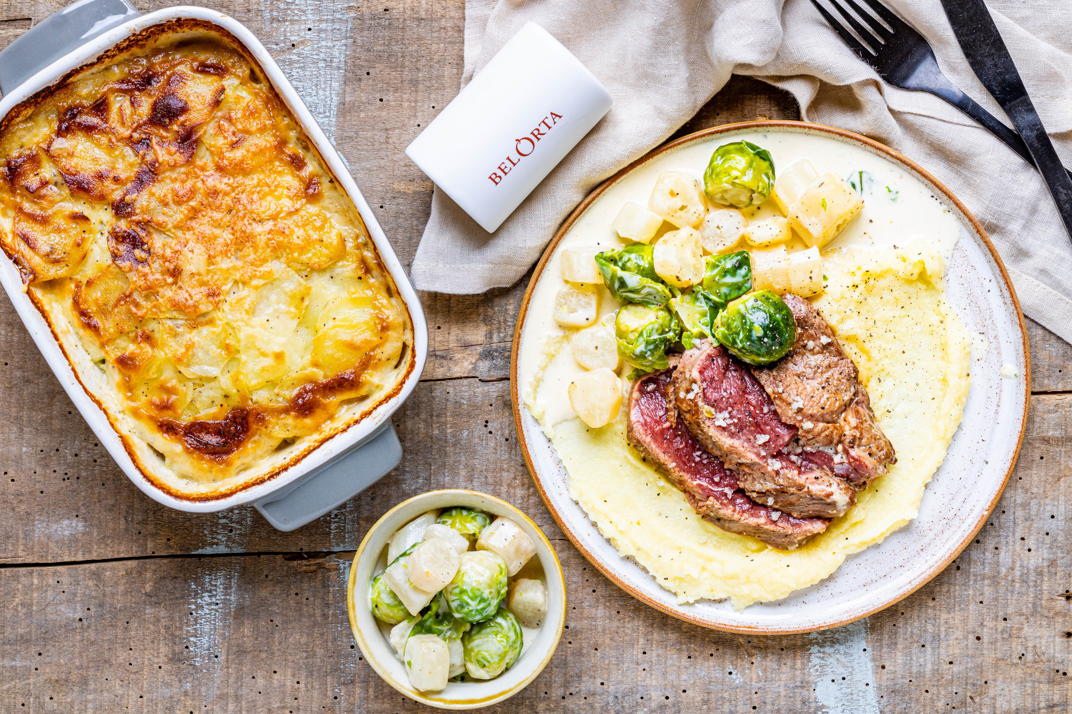Filet de cerf, gratin de chou de Savoie, crème de panais et pommes ...